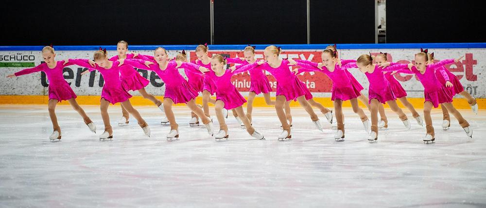Muodostelmaluistelu - Kaarinan Taitoluistelijat ry